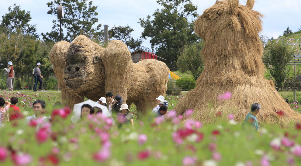 Astonishing Straw Sculptures in Japan » Design You Trust — Design Daily ...