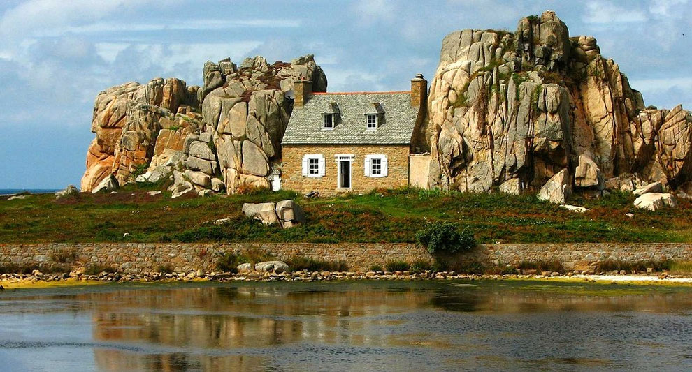 La Maison Du Gouffre – Tiny Old House Between The Rocks » Design You ...