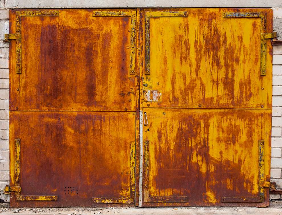 Lithuanian Photographer Took A Pictures Of The Most Colorful Old Garage ...