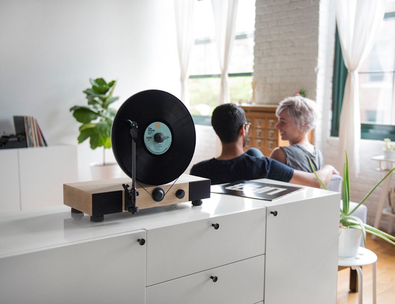 Floating-Record—-Vertical-Turntable-01 » Design You Trust — Design ...
