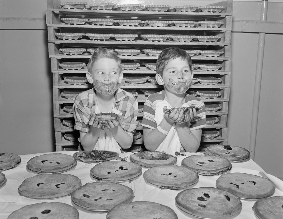 Try Not To Gag At These Photos Of Vintage Eating Contests! » Design You ...