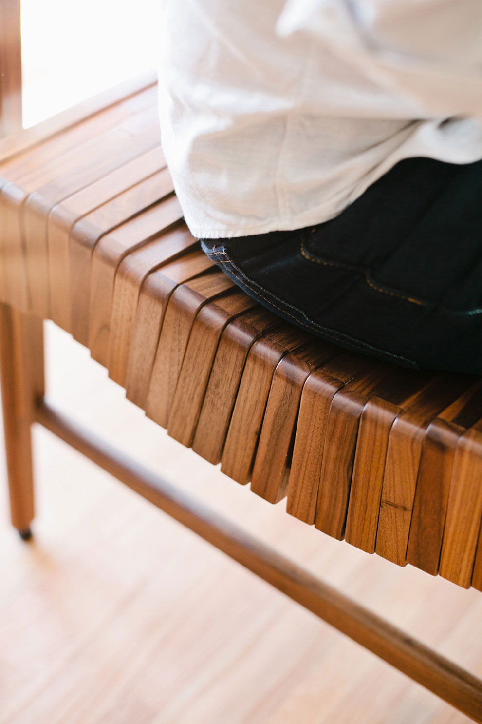 This Wood Bench Curves To Fit Your Body » Design You Trust — Design ...