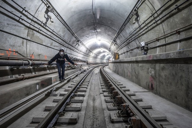 Photographer Risks Life For Breathtaking Images Of New York City Subway ...