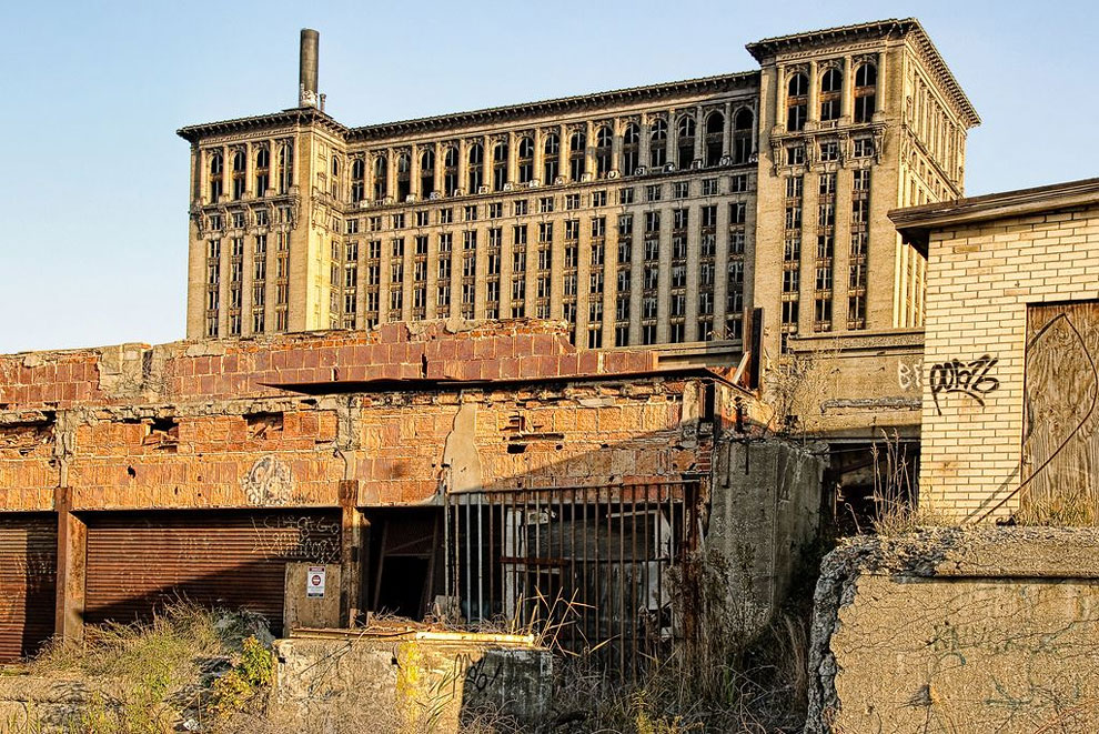 20 Beautiful Photographs Of Urban Decay In Detroit’s Crumbling Ghost ...