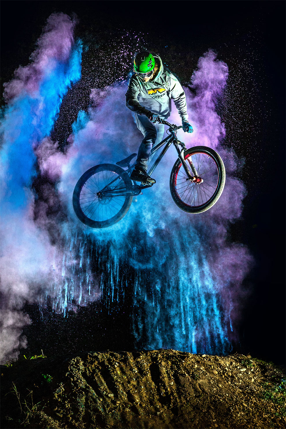 Stunning Action Photos Of Daredevil Bikers Performing Gravity-Defying ...