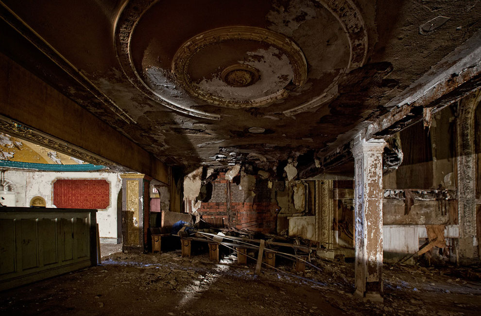 Photographer Matthew Christopher Captures This Abandoned Theater Act As ...