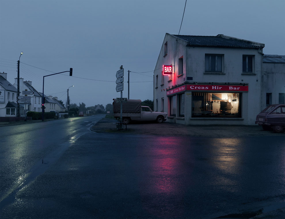 The Red Lights Of Parisian Cafés: Dark And Gloomy Photos That Will Fill ...