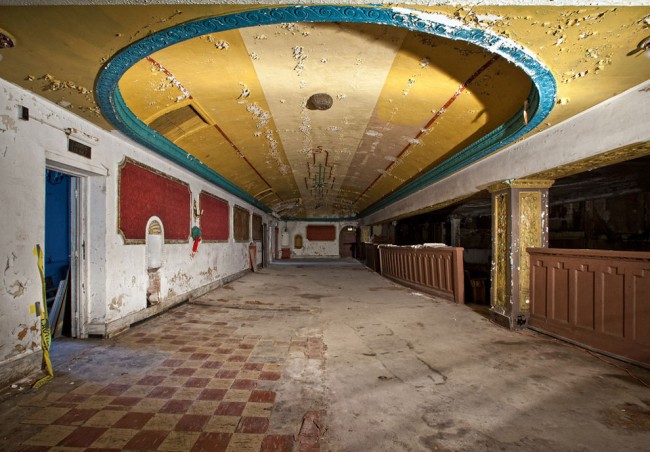 Photographer Matthew Christopher Captures This Abandoned Theater Act As ...