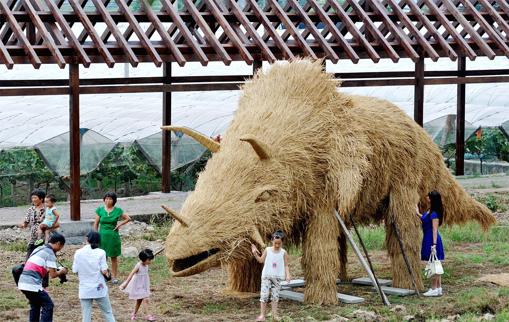 Gigantic Straw Dinosaurs Take Over Chinese Village » Design You Trust ...