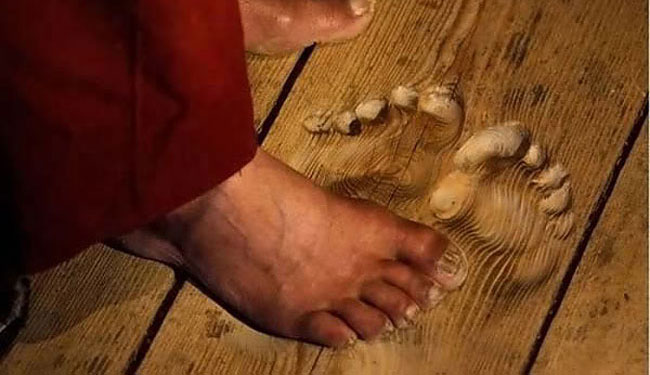 Buddhist Monk Makes Footprints In Wooden Floorboards Through 20 Years ...