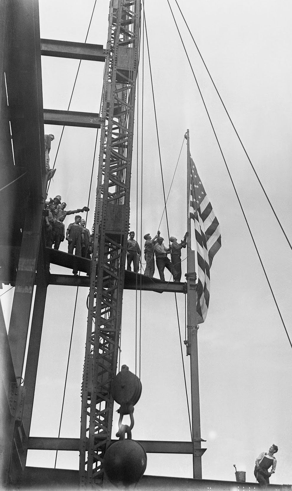 Amazing Vintage Photographs That Show The Dangers Of Constructing The ...