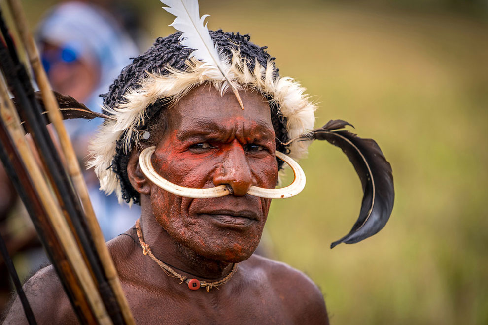 A Look Inside One Of The World’s Most Isolated Tribes With Incredible ...