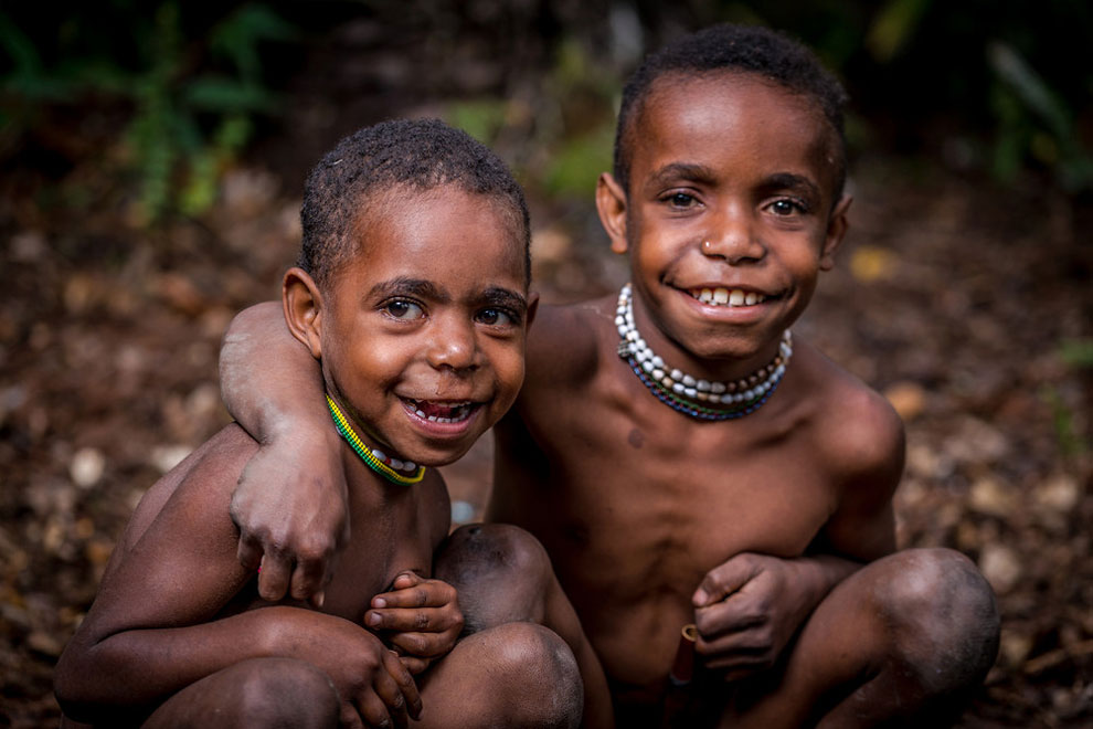 A Look Inside One Of The World’s Most Isolated Tribes With Incredible ...