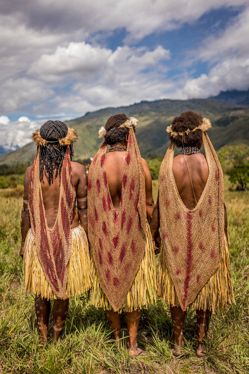 A Look Inside One Of The World’s Most Isolated Tribes With Incredible ...