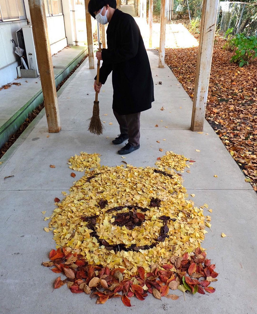 People In Japan Are Turning Vibrant Foliage Into Stunning “Fallen Leaf ...