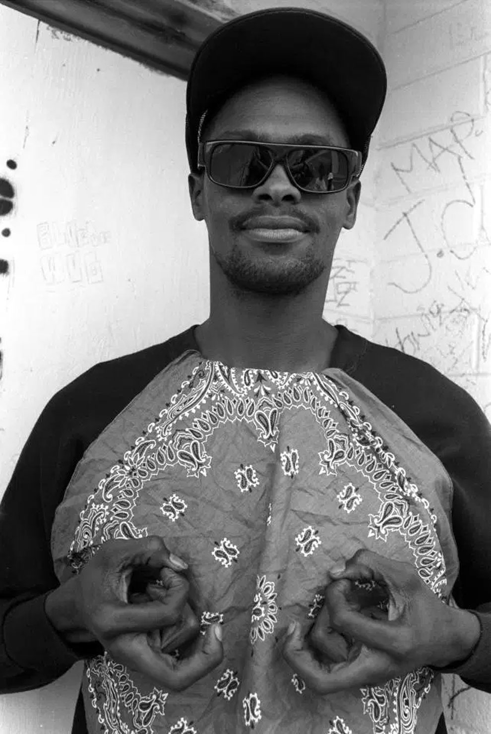 Incredible Photos Show LA’s Notorious Crips Gangsters Posing With Drugs ...