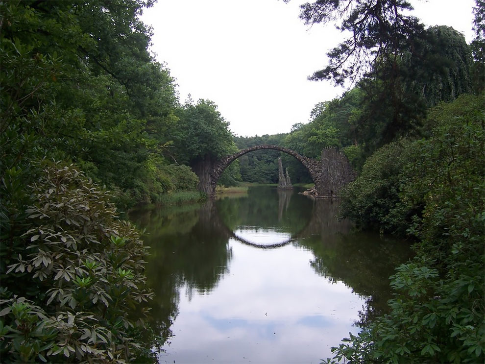 This Jaw-Dropping 19th-Century German Bridge Uses Its Reflection To ...