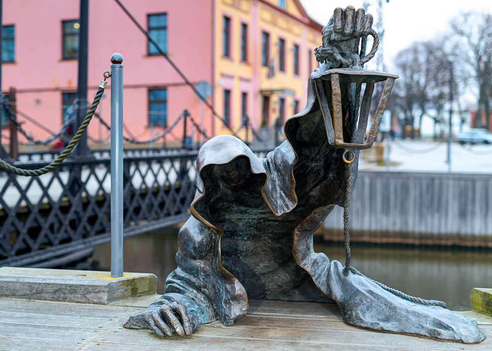 Creepy Ghost Statue In Lithuania Looks Like It’s Crawling Out Of The ...