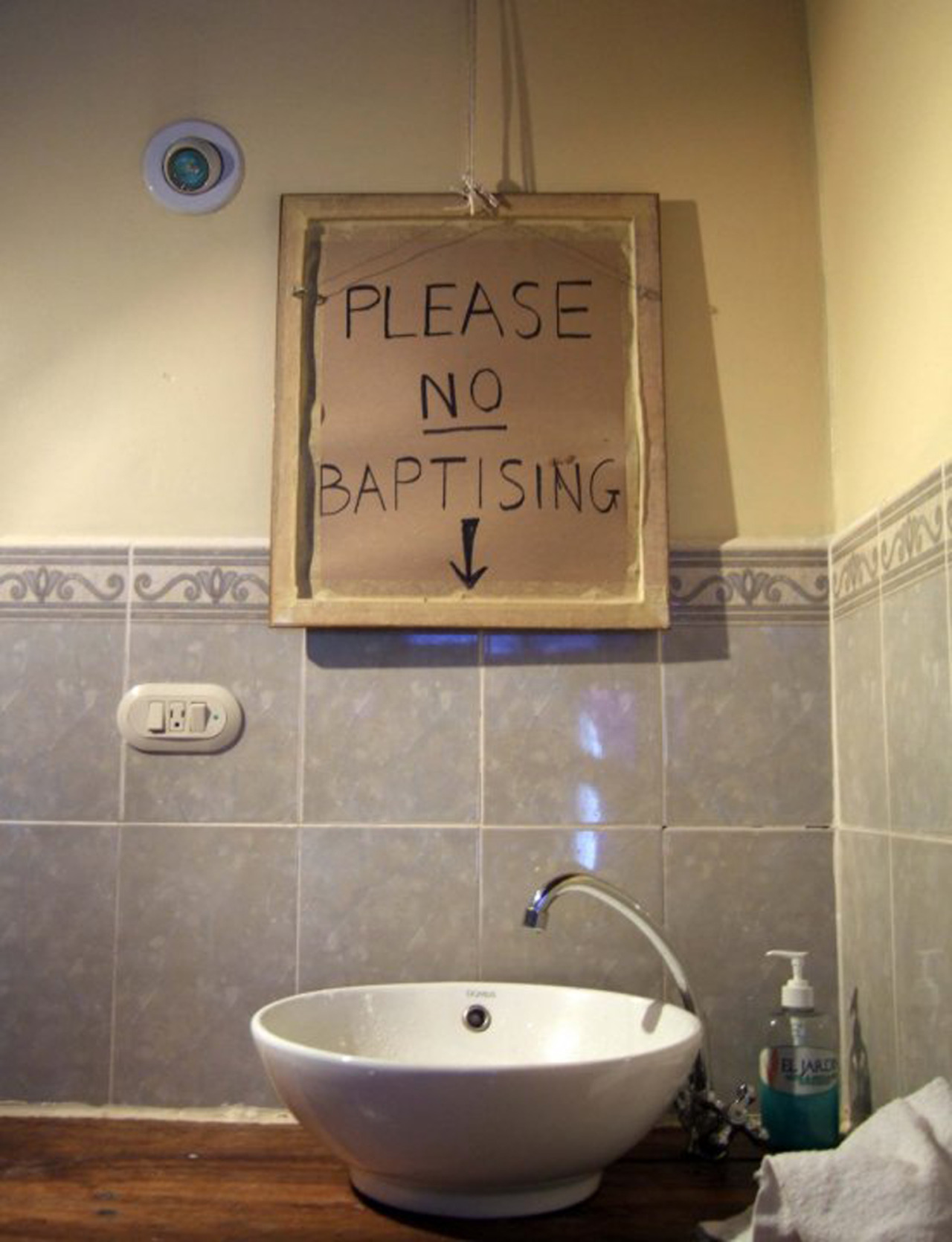 Traveler Leaves Hilarious Graffiti Hidden For Hotel Guests In Rooms He ...