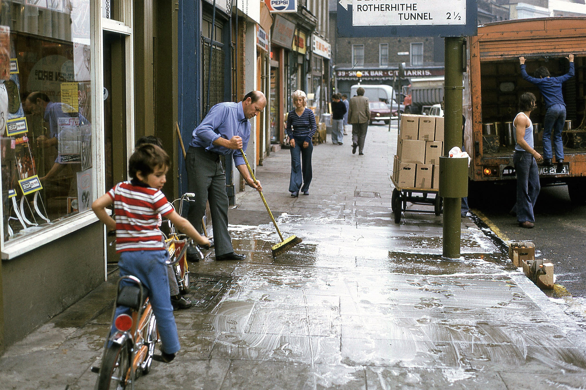 A Photographer Took Glorious Colour Photographs Of London In Early ...