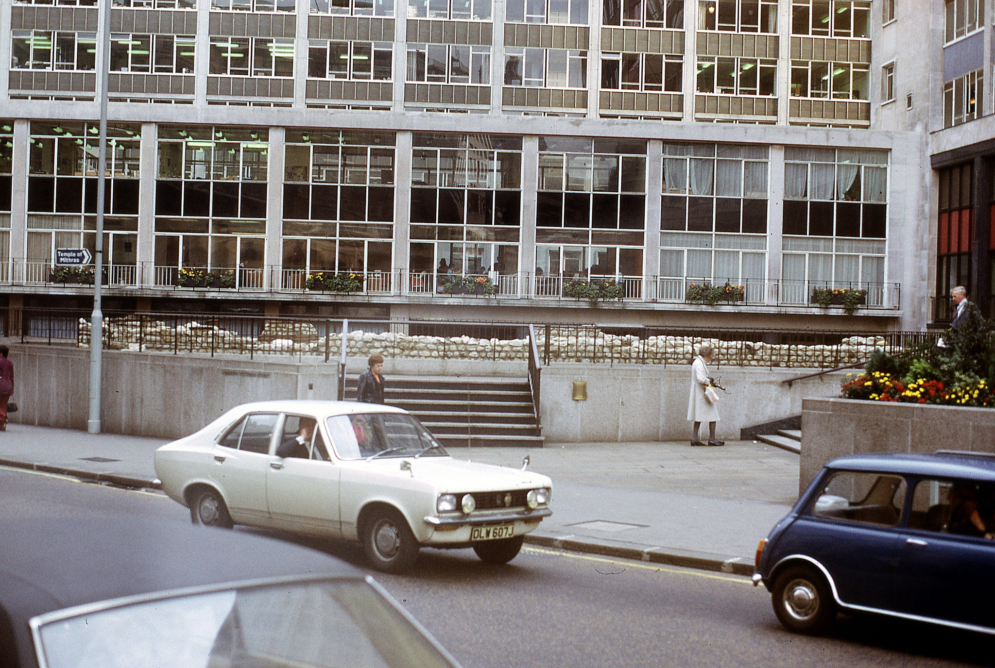 A Photographer Took Glorious Colour Photographs Of London In Early ...