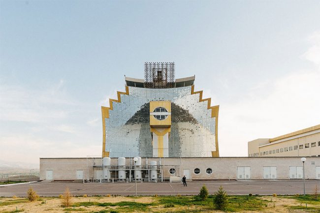 Photographer Captures Stunning Images Of Incredible Solar-Powered ...