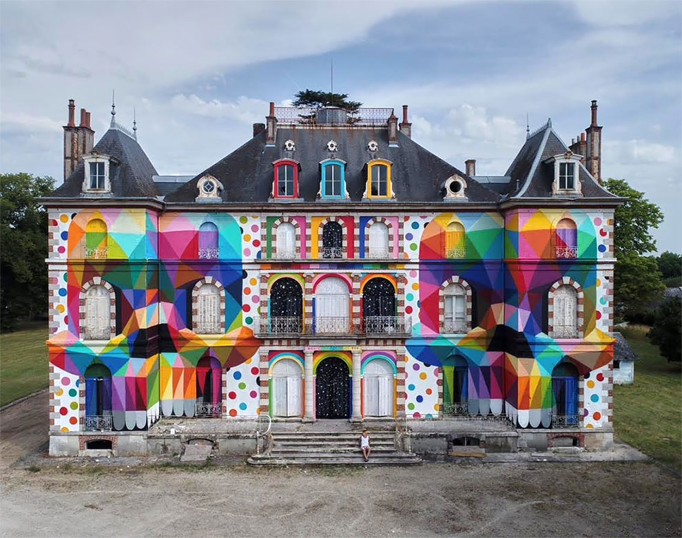 Twin Skulls Transform The Facade Of This 19th Century French Castle ...