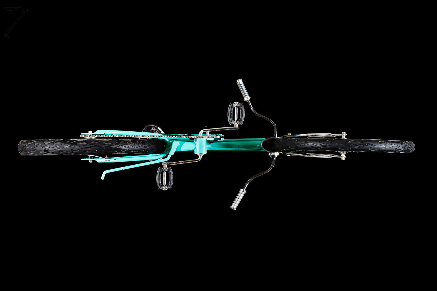 Stunning Photos Capture Bicycles From Underneath In Rarely Seen Angles ...