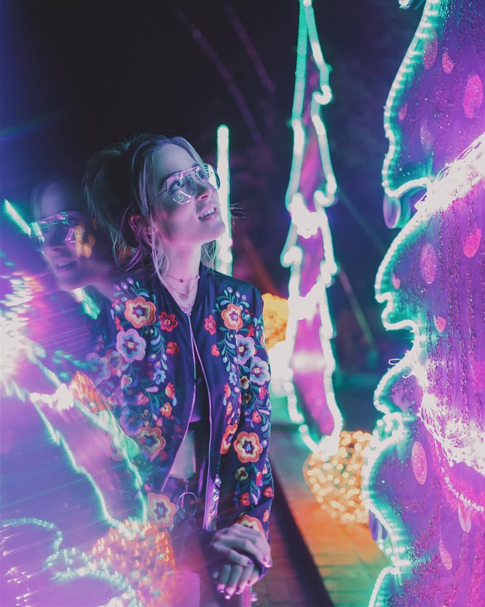 “Under The Electric Sky”: Beautiful Portrait Photography In Neon Lights ...