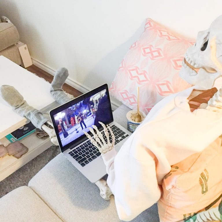 Meet Skellie: The Skeleton Who Imitates Every Girl On Instagram Ever ...