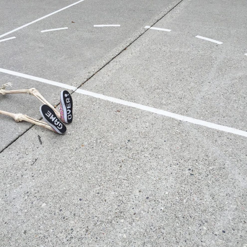 Meet Skellie: The Skeleton Who Imitates Every Girl On Instagram Ever ...