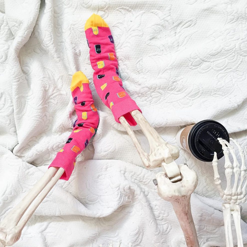 Meet Skellie: The Skeleton Who Imitates Every Girl On Instagram Ever ...