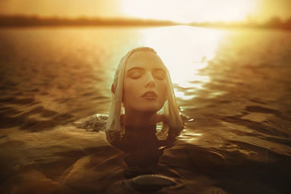 Fine Art Photographer Captures Mesmerizing Fairytale Photos Of Women In ...