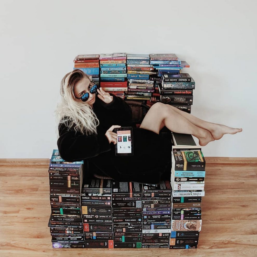 Book Lover Arranges Her Huge Library of Novels Into Imaginative Scenes ...