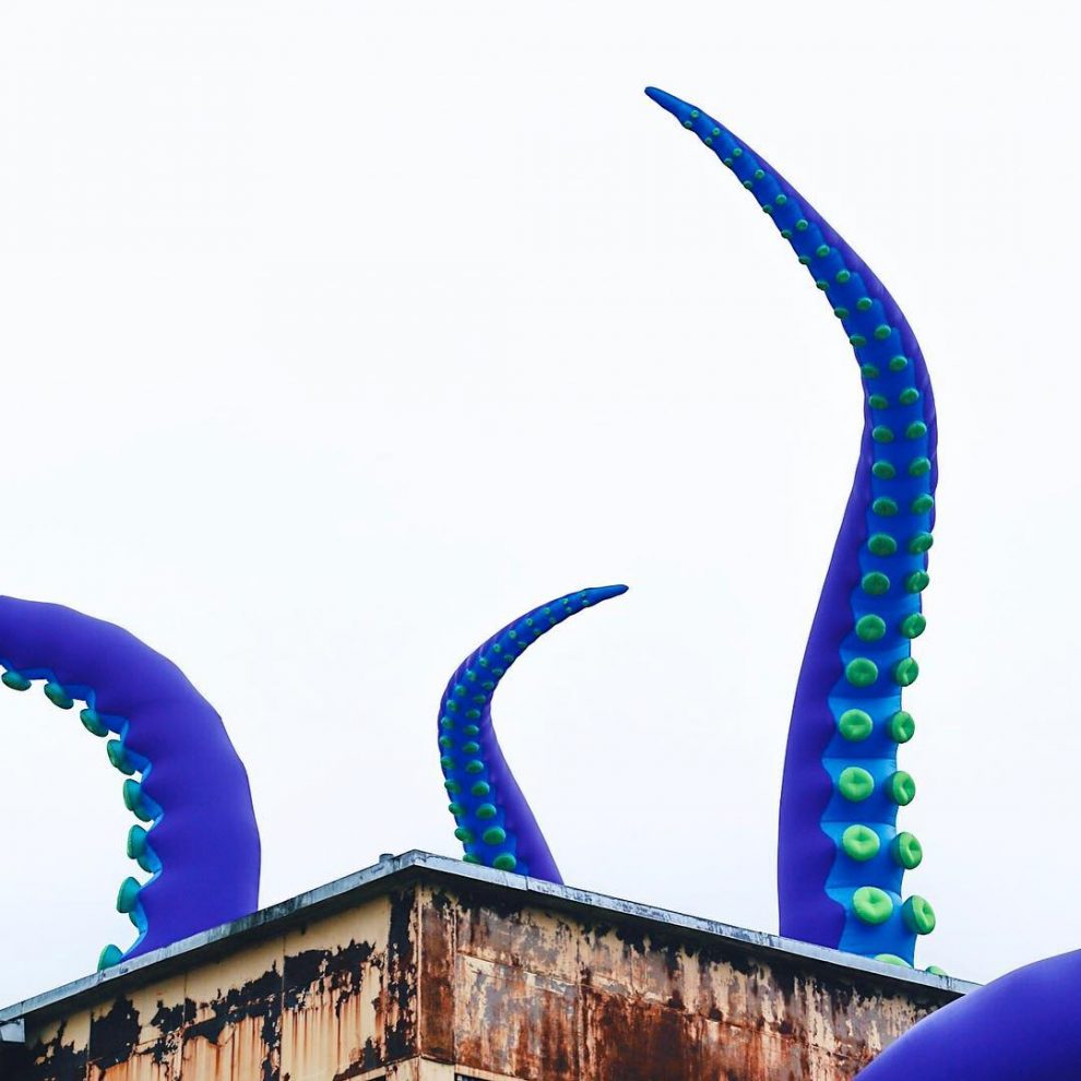 These Inflatables Make It Look Like There’s A Sea Monster Attack In ...