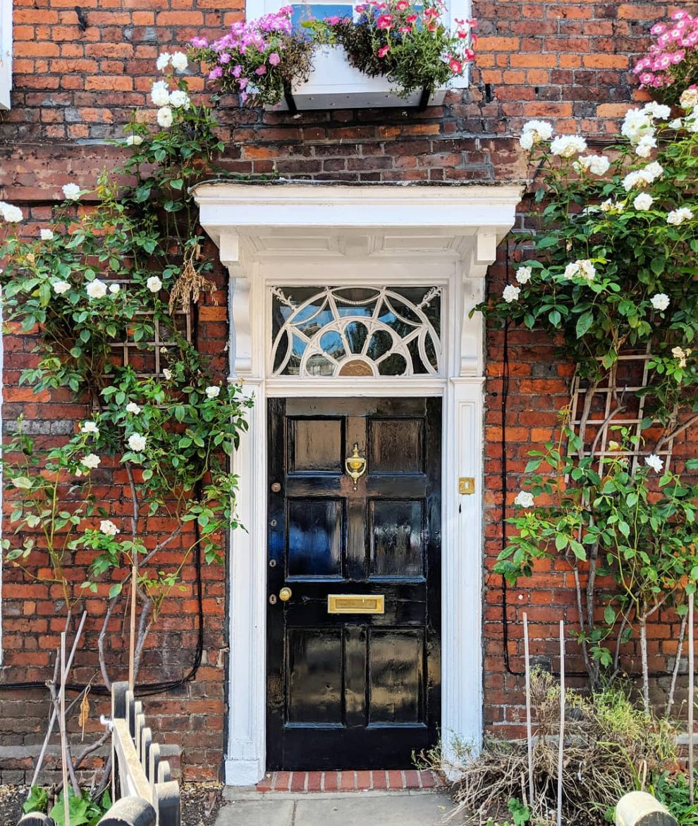 This Instagram Account Shares Amazing Photos Of The Doors Of London ...