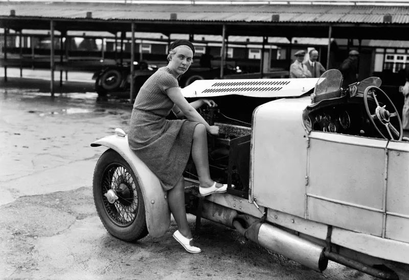 Who Says Girls Can’t Repair Cars? Check Out These Amazing Photographs ...