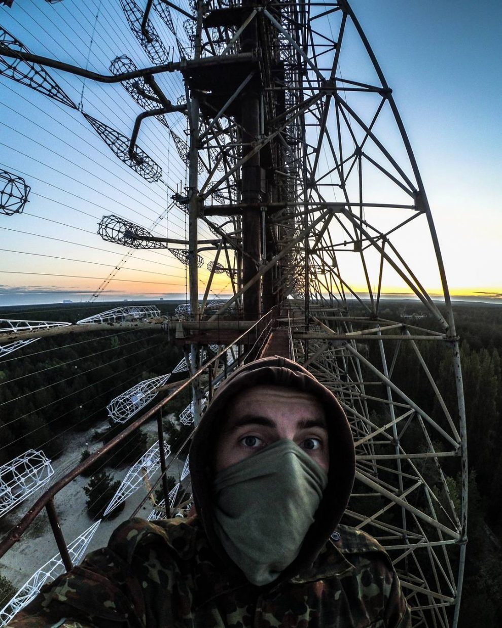 Daredevil Ukrainian Stalkers Took Stunning Photos Inside The Chernobyl ...