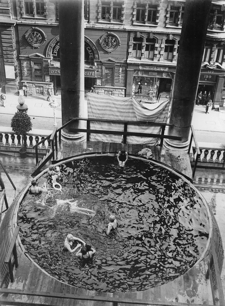 Wonderful Vintage Photos Documented Everyday Life In London In The ...