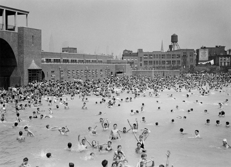 Stunning Vintage Photos Of Swimming In New York’s Open Air Pools In ...