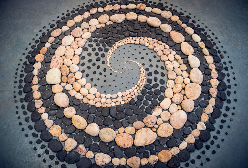 Artist Arranges Stones In Stunning Patterns On The Beach, Finds It Very ...
