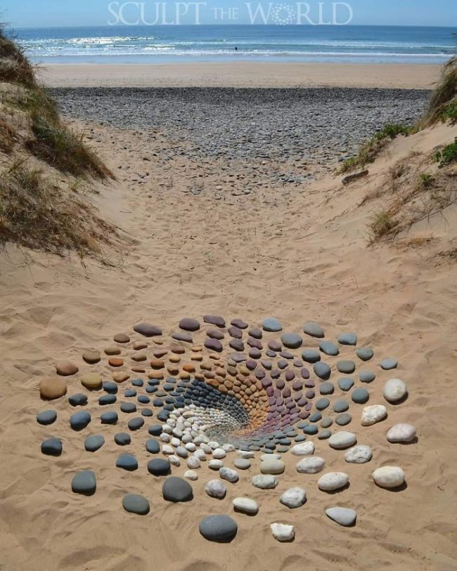 Artist Arranges Stones In Stunning Patterns On The Beach, Finds It Very ...
