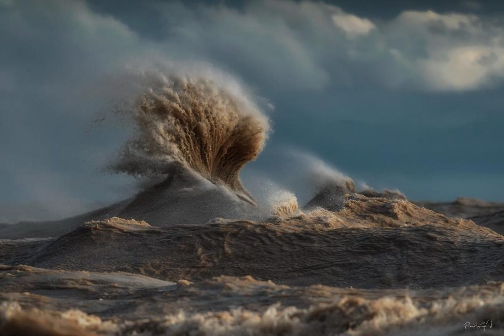 Photographer Captures Powerful Waves On Lake Erie As Liquid Mountains ...