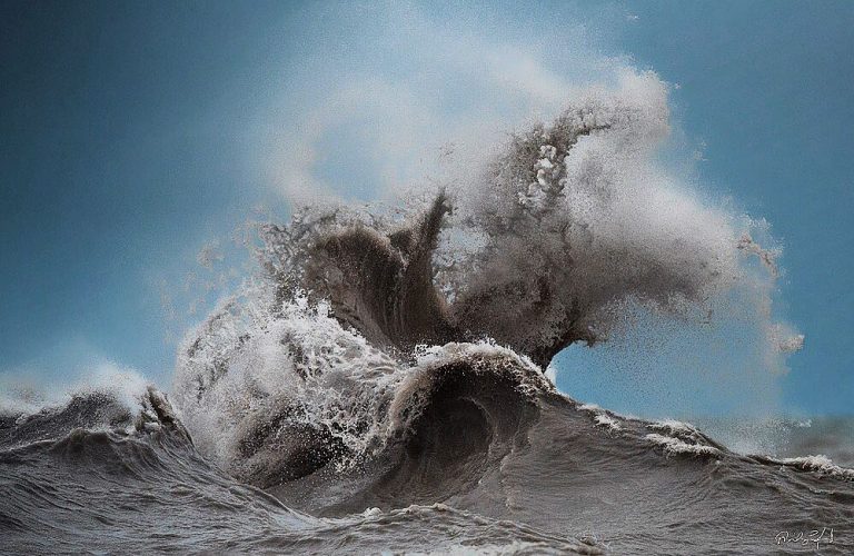 Photographer Captures Powerful Waves On Lake Erie As Liquid Mountains ...