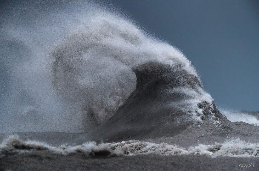 Photographer Captures Powerful Waves On Lake Erie As Liquid Mountains ...