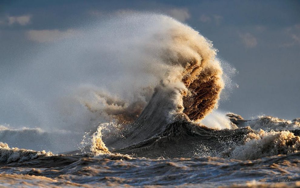 Photographer Captures Powerful Waves On Lake Erie As Liquid Mountains ...