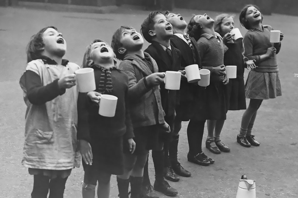 Vintage Photos Captured People Gargling To Against The Flu From The ...