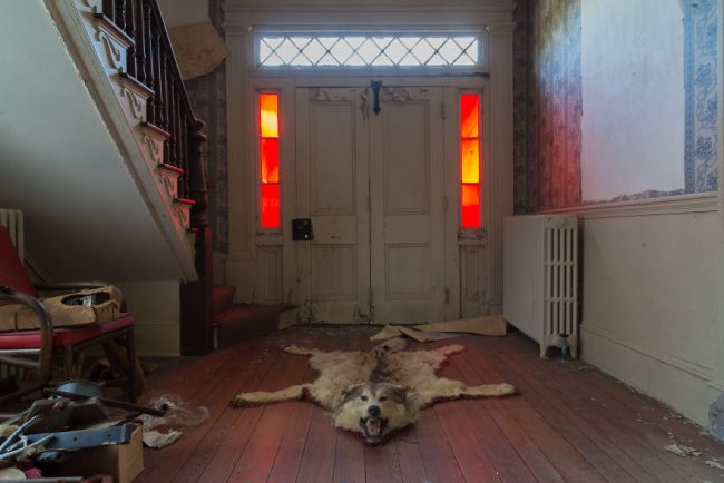 Photographer Discovered An Abandoned Doctor’s House Filled With Creepy ...