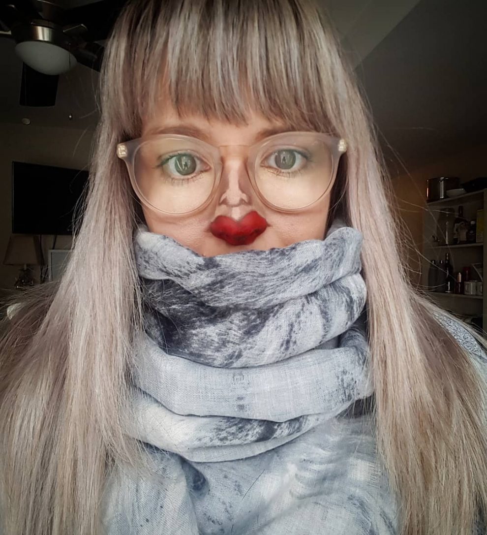 This Tiny Face Makeup Is The Perfect Solution For A Coronavirus Mask ...