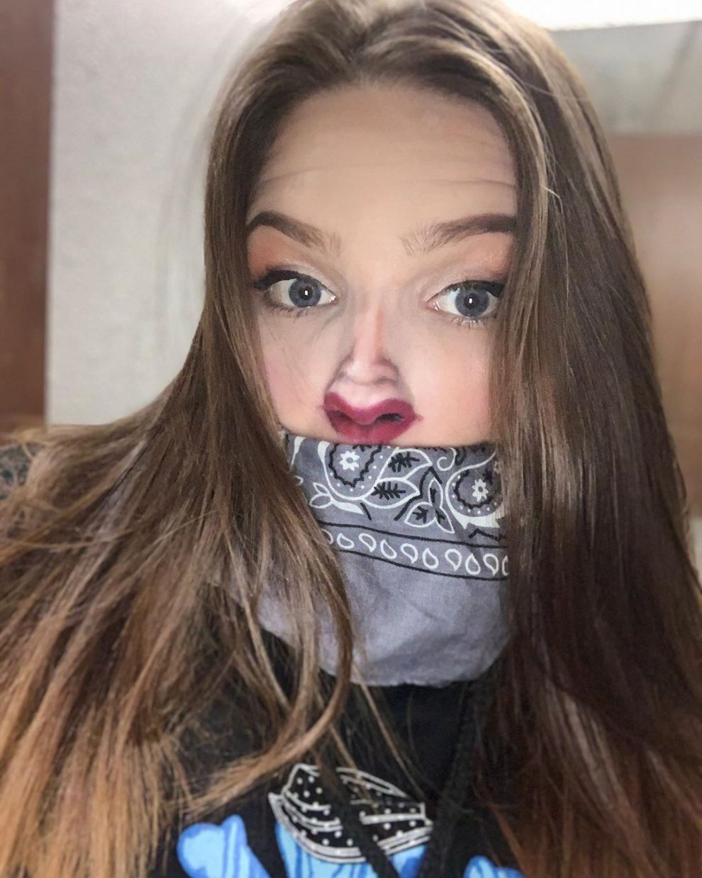 This Tiny Face Makeup Is The Perfect Solution For A Coronavirus Mask ...